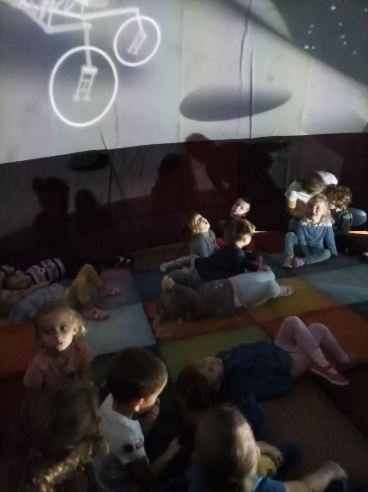 SMERFY w kosmosie - mobilne planetarium w przedszkolu. - Przedszkole Nr 2 w Pińczowie